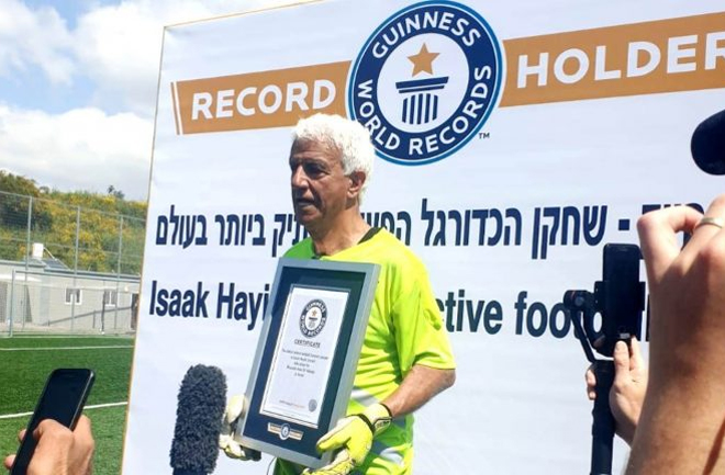 Thủ môn ra sân ở tuổi… 73 - Báo Công an Nhân dân điện tử