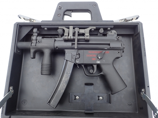 Súng tiểu liên trong vali - Báo Công an Nhân dân điện tử